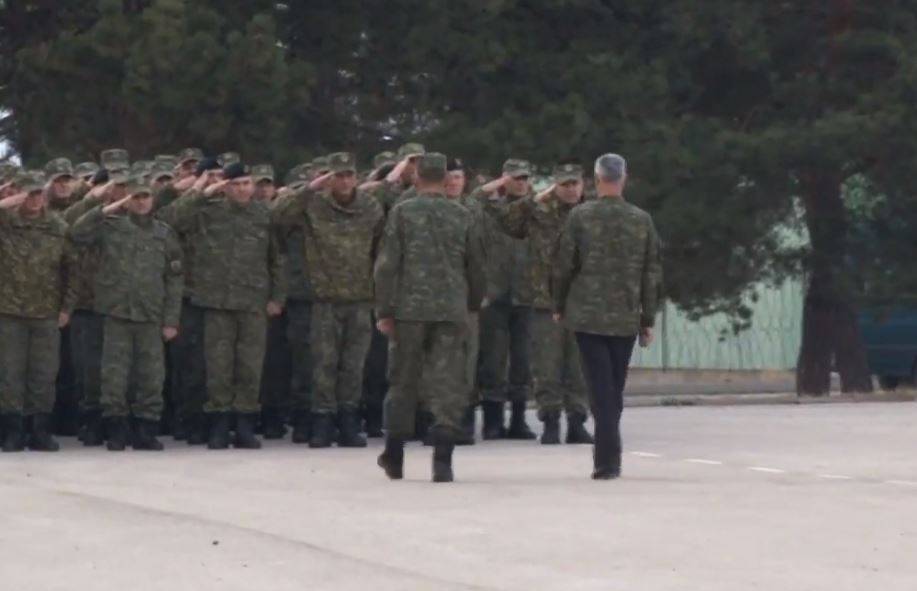 FOTO - Thaçi me uniformë ushtarake u flet pjesëtarëve të FSK-së për ...