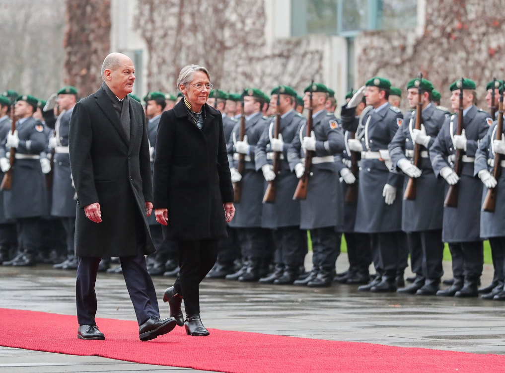 Parisi përpiqet të përshtatet me rolin e ri të Berlinit në Evropë