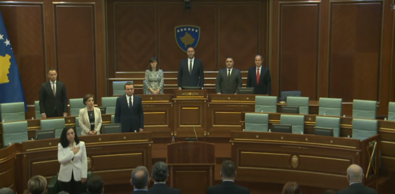 Kuvendi i Kosovës nderon me një minutë heshtje të rënët në Betejën e ...