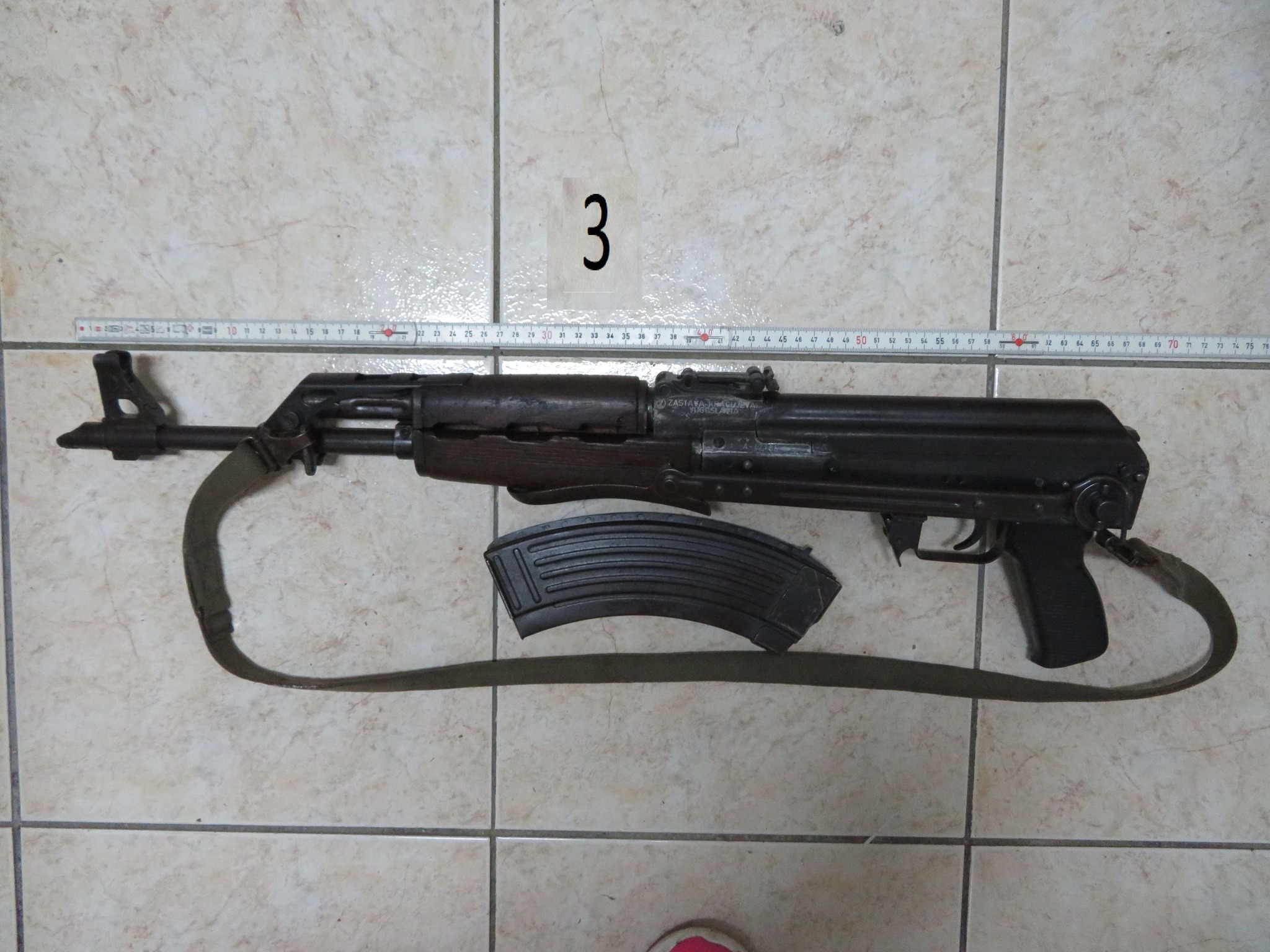 Pejë, gjatë legjitimimit i gjendet një pistoletë, në stacionin policor tregon se në shtëpi ka ...