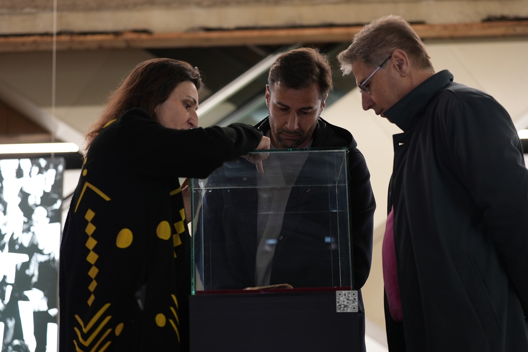 Kapiteni legjendar i Kombëtares së Shqipërisë, Lorik Cana viziton ...